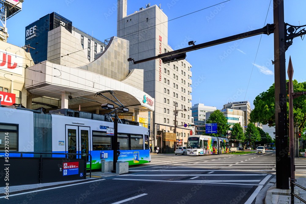 都市景観風景「熊本市・サンロード新市街入口・路面電車」 Cityscape Landscape "Kumamoto City ...