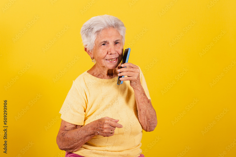 Old lady, holding cell phone, inclusion of the elderly in the digital ...