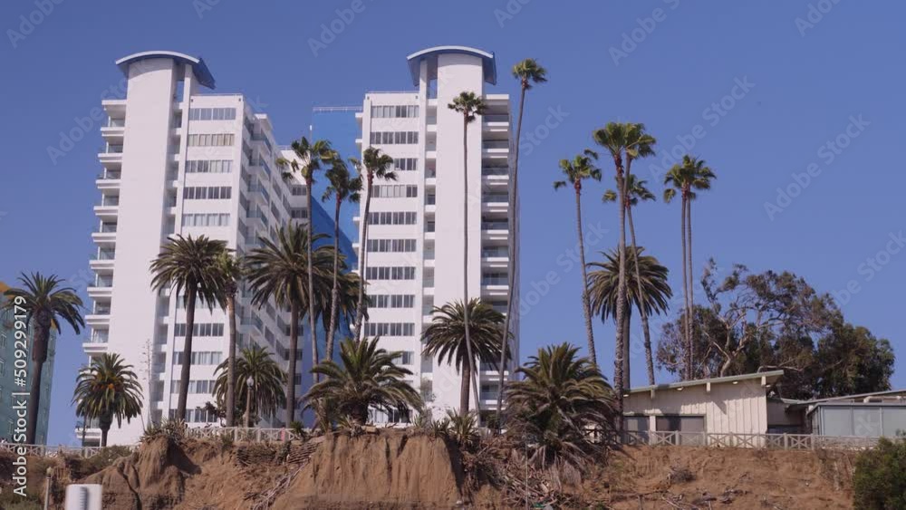 Vídeo do Stock: Panning shot of cliffside hotel off Ocean avenue in ...