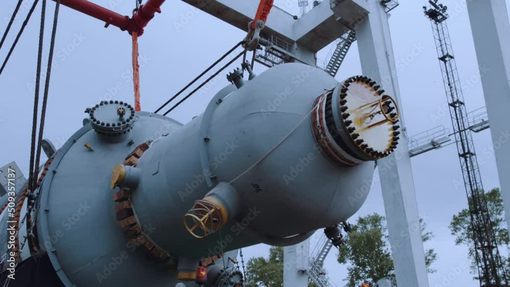 Loading of a chemical reactor in a port terminal using a gantry crane ...
