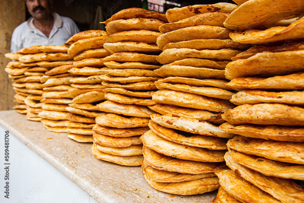 Pakistani man selling bread on the Raja Market in Rawalpindi, Pakistan ...
