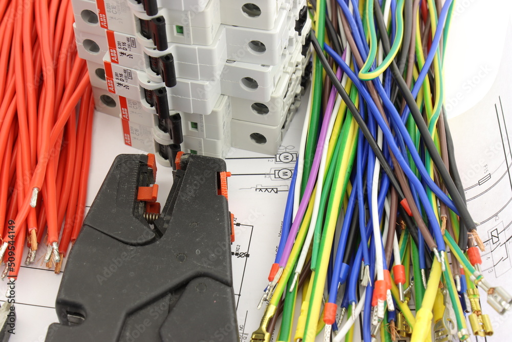 Automatic current switches and materials for the installation of the ...