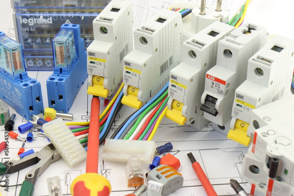 Automatic current switches and materials for the installation of the ...