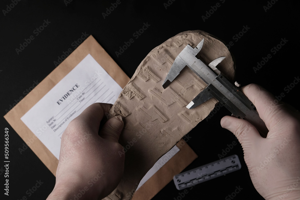 Foto de shoe footprint forensic evidence - analysis of plaster cast in ...