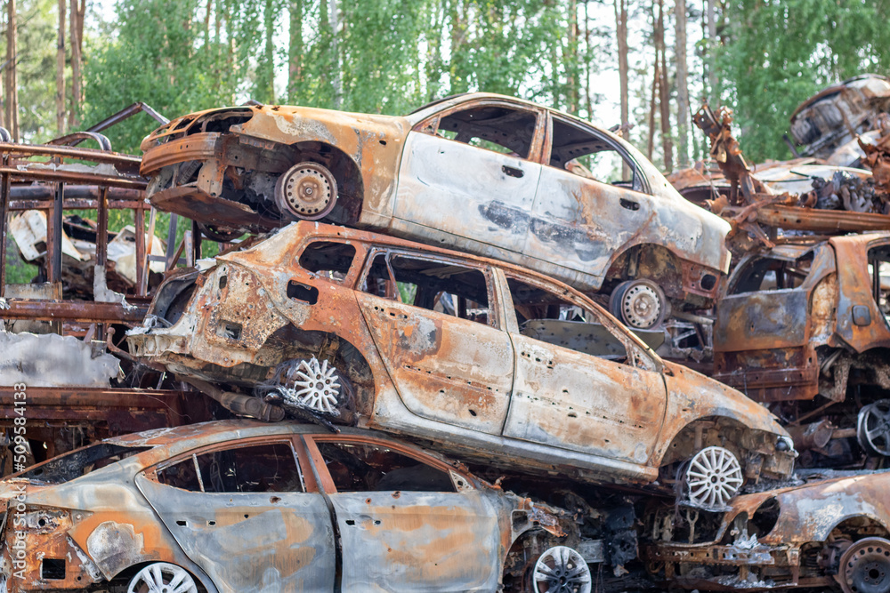 Foto de Rusty burnt cars destroyed by rocket explosions. War in Ukraine ...