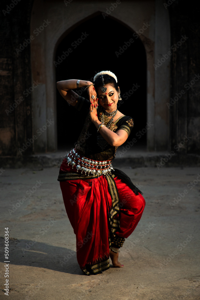 Indian woman Odissi dancer doing classical dance form. Orissi dance ...