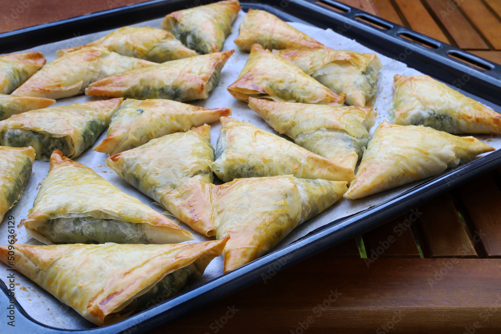 Cibo greco. Spanakopita, triangolo di pasta fillo con spinaci e feta ...
