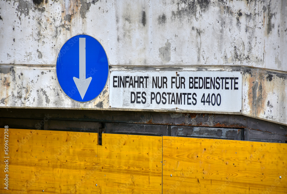 Schild, Verkehrszeichen, Tafel, Garage, gesperrt, Pfeil, Fahrtrichtung ...