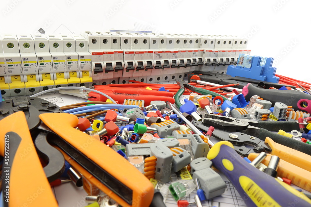 Automatic current switches and materials for the installation of the ...