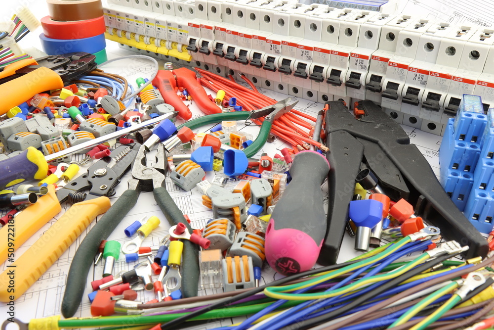 Automatic current switches and materials for the installation of the ...