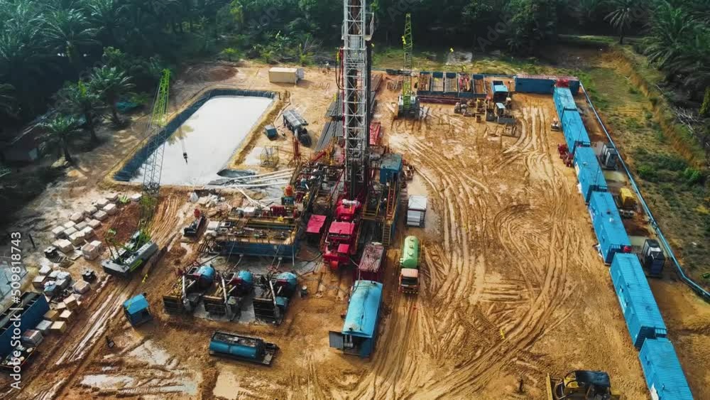 Stockvideon Cinematic Onshore Drilling and Workover Rig structure and ...