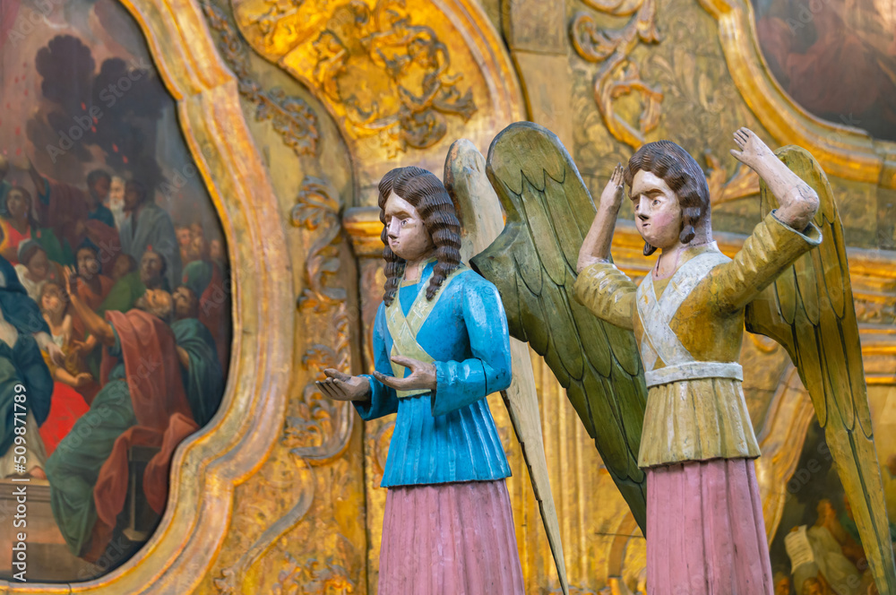 Foto de Perm wooden sculpture. Angels in the temple. Wooden carved ...