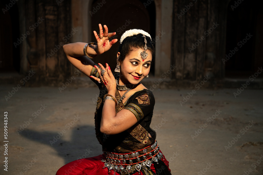 Indian woman Odissi dancer doing classical dance form. Orissi dance ...