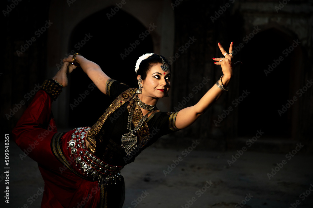 Indian woman Odissi dancer doing classical dance form. Orissi dance ...