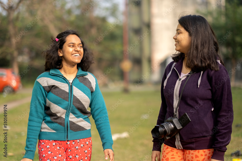 Foto de Two Teenage Girls making conversation and interacting at ...