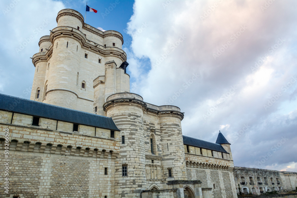 Foto de Donjon médiéval sou un ciel nuageux de fin de journée et ses ...