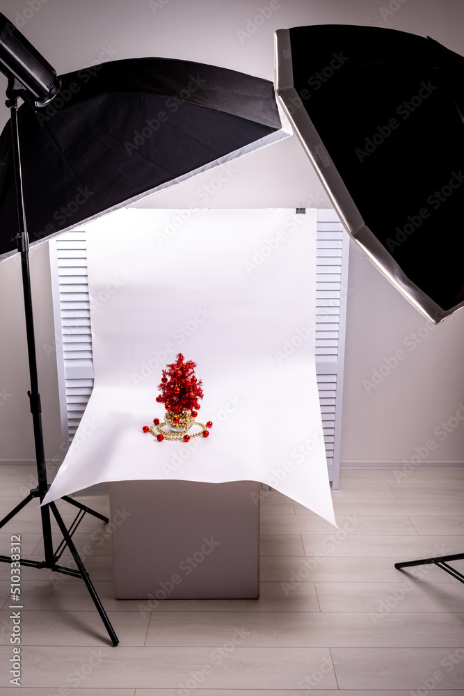 Photographing a Christmas tree in the studio, two pulse softboxes and a ...