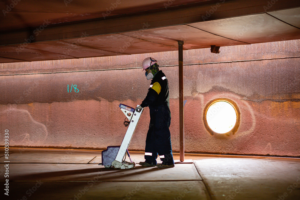 Male worker inspection floor scan tank external floating of rust wall ...