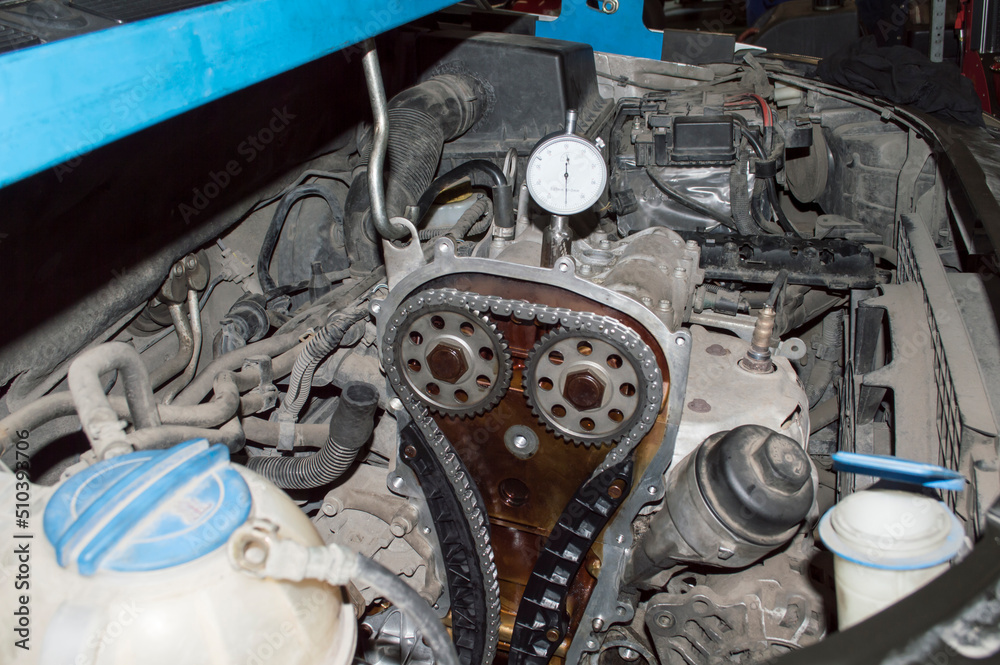 Checking the engine installed on the car using the indicator head. The ...