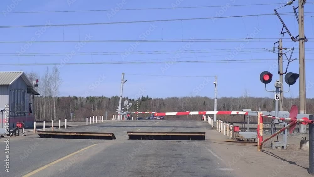 Video „The barrier rises at the crossing after the passage of the train ...