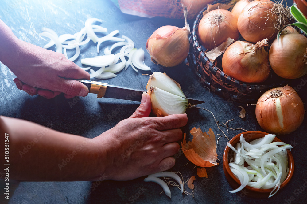 Foto de Cebollas y rodajas sobre tabla de cortar de madera. Fondo de ...