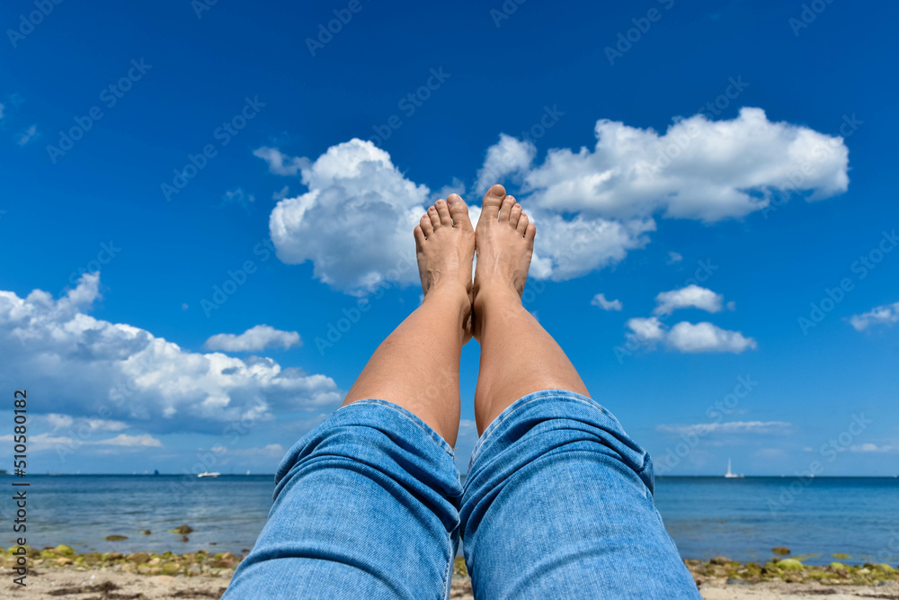 Füße in die Wolken, am Strand liegen Stock Photo | Adobe Stock