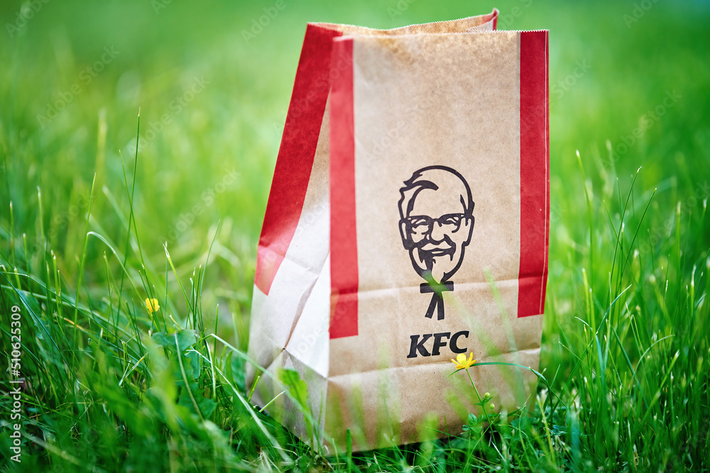 Fotografia do Stock: Minsk, Belarus. Jun 2022. KFC Paper bag on green ...
