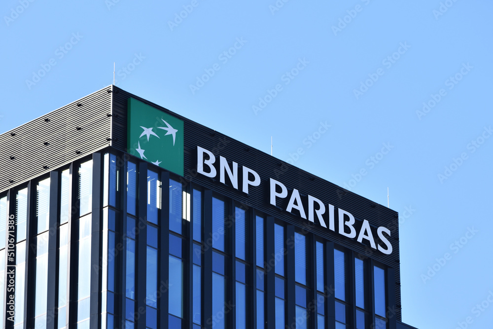 Foto de BNP Paribas sign, logo, symbol on the facade of BNP Paribas Bank Polska S.A., Polish ...