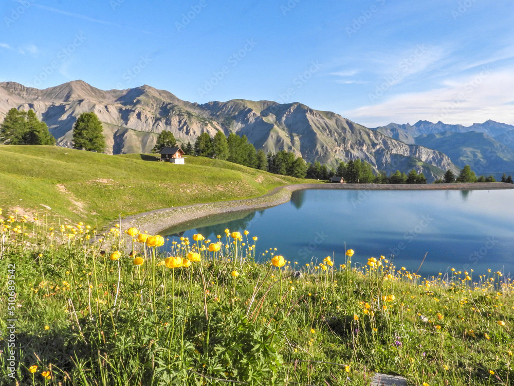 Paysage de montagne au bord d'un lac dans les Alpes du Sud à Auron ...