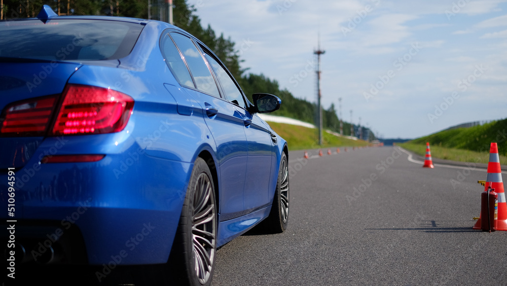 Fotka „Minsk, Belarus June 1, 2022: cars at the start, competitions ...