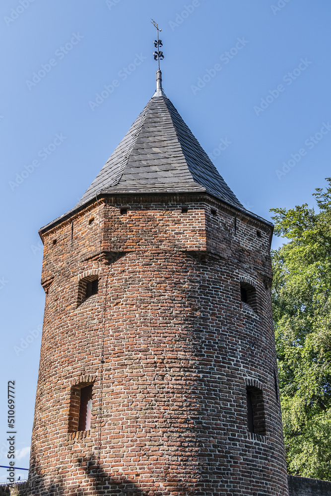 Picturesque medieval Monnikendam - water gate was built around 1420 as ...