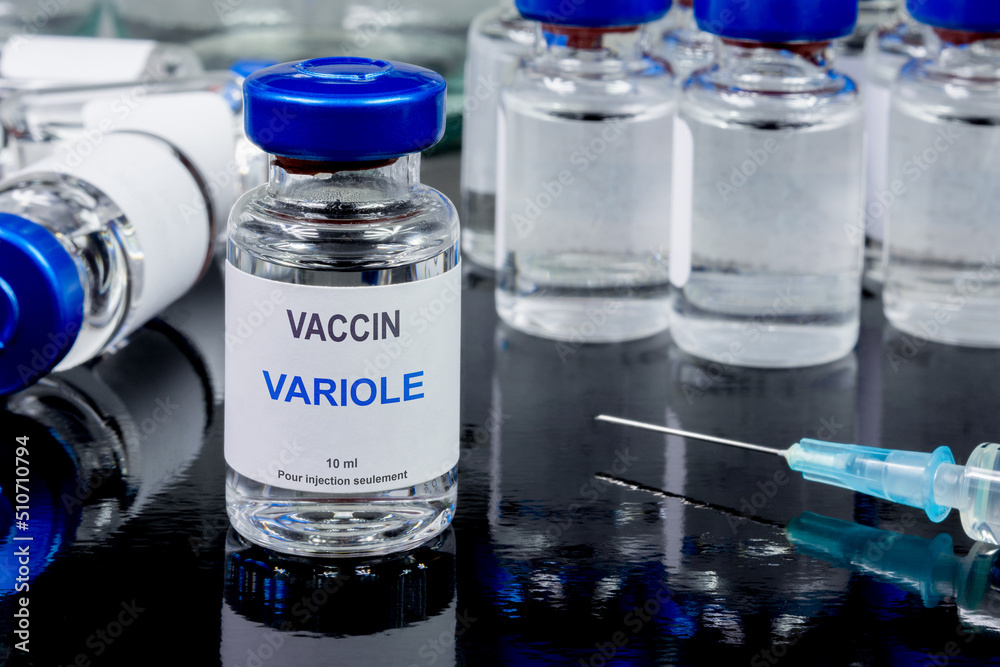 Vaccin variole. Flacons de vaccins et seringue Stock Photo | Adobe Stock