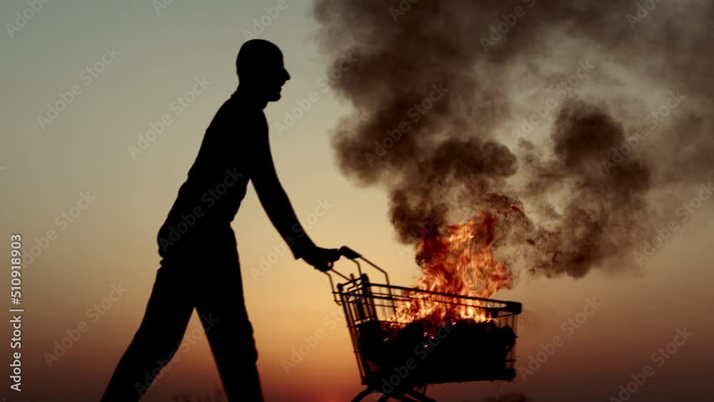 Vidéo Stock A man rolls a burning cart from a supermarket in an empty ...