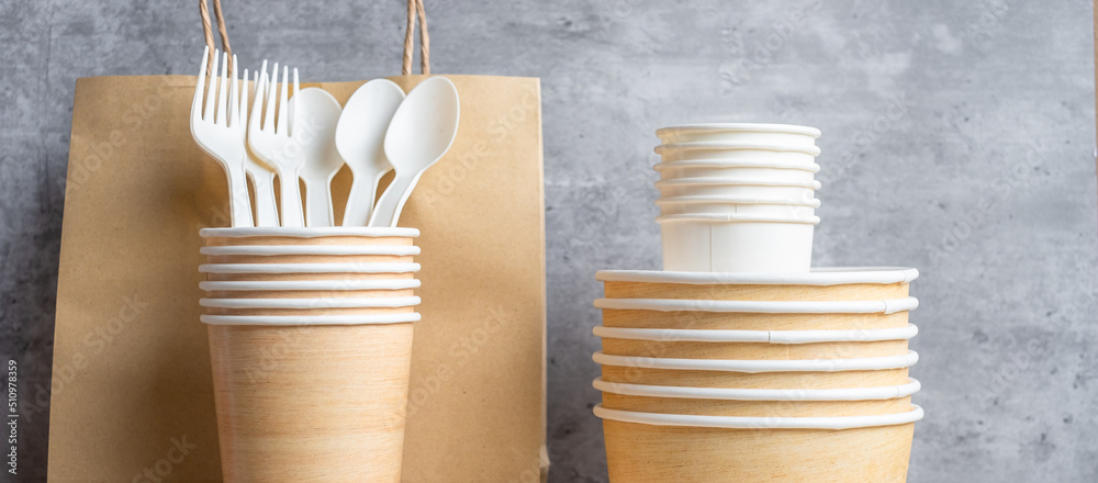 Eco friendly food packaging on table background. natural container: cup ...