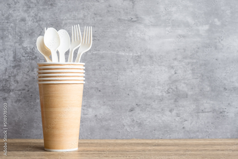 Eco friendly food packaging on table background. natural container: cup ...
