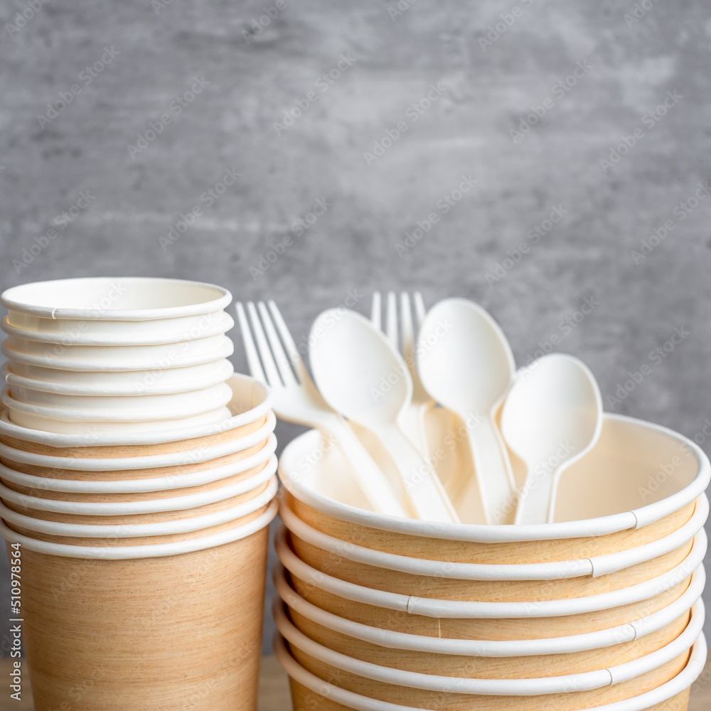 Eco friendly food packaging on table background. natural container: cup ...