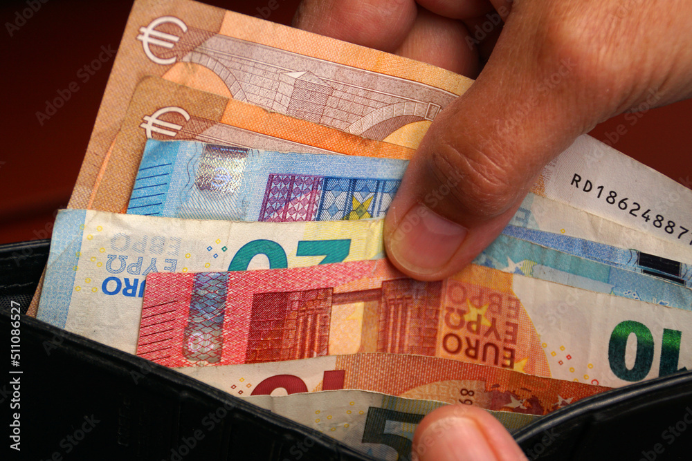 Euro-Geldscheine in der Geldbörse Stock Photo | Adobe Stock