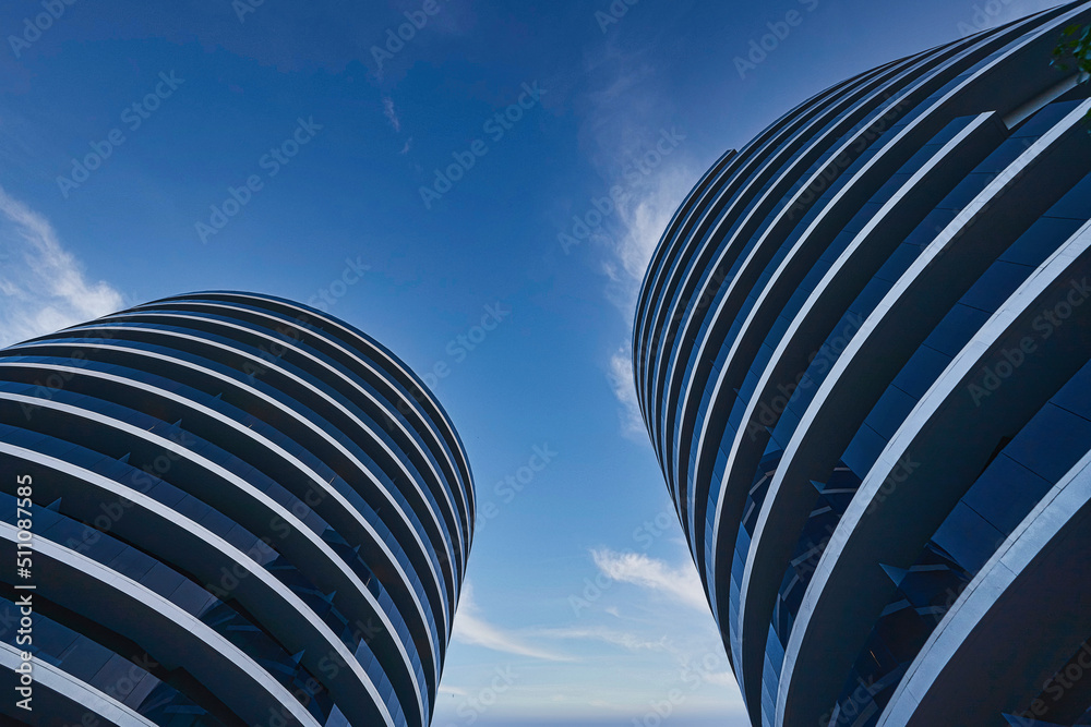 Dos edificios similares con el cielo de fondo Color azul Arquitectura ...