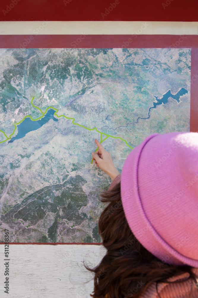 Mujer señalando un mapa. Chica de excursión. Estilo de vida. Excursión ...