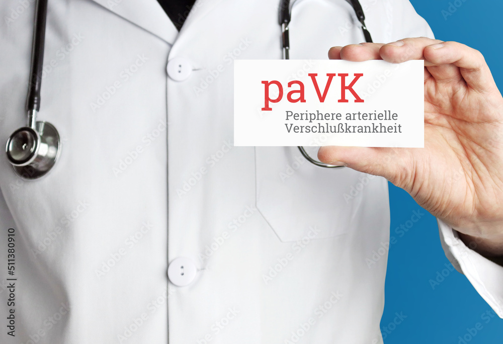 paVK (Periphere arterielle Verschlußkrankheit). Doktor mit Stethoskop ...