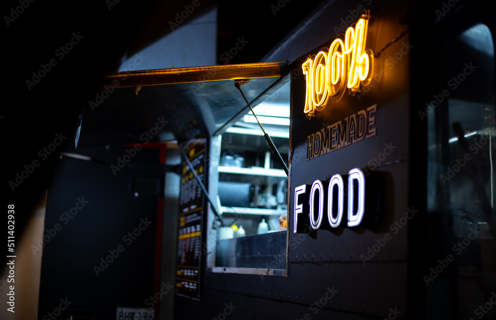 Camión de comida con letrero “food” Food truck with “food” sign Stock ...