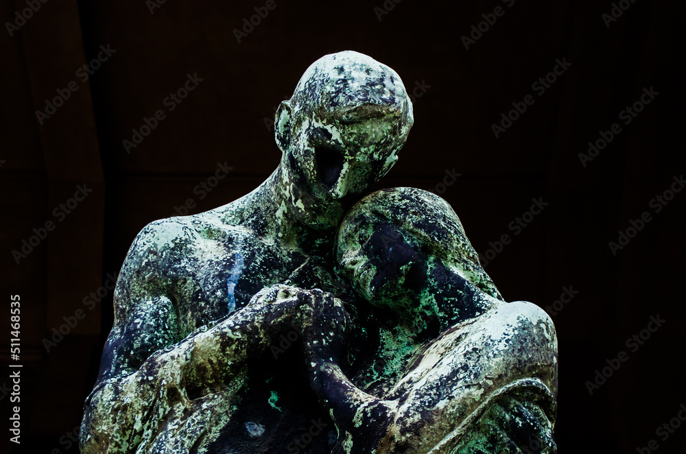 La statua in bronzo di due amanti che si abbracciano e si tengono per ...