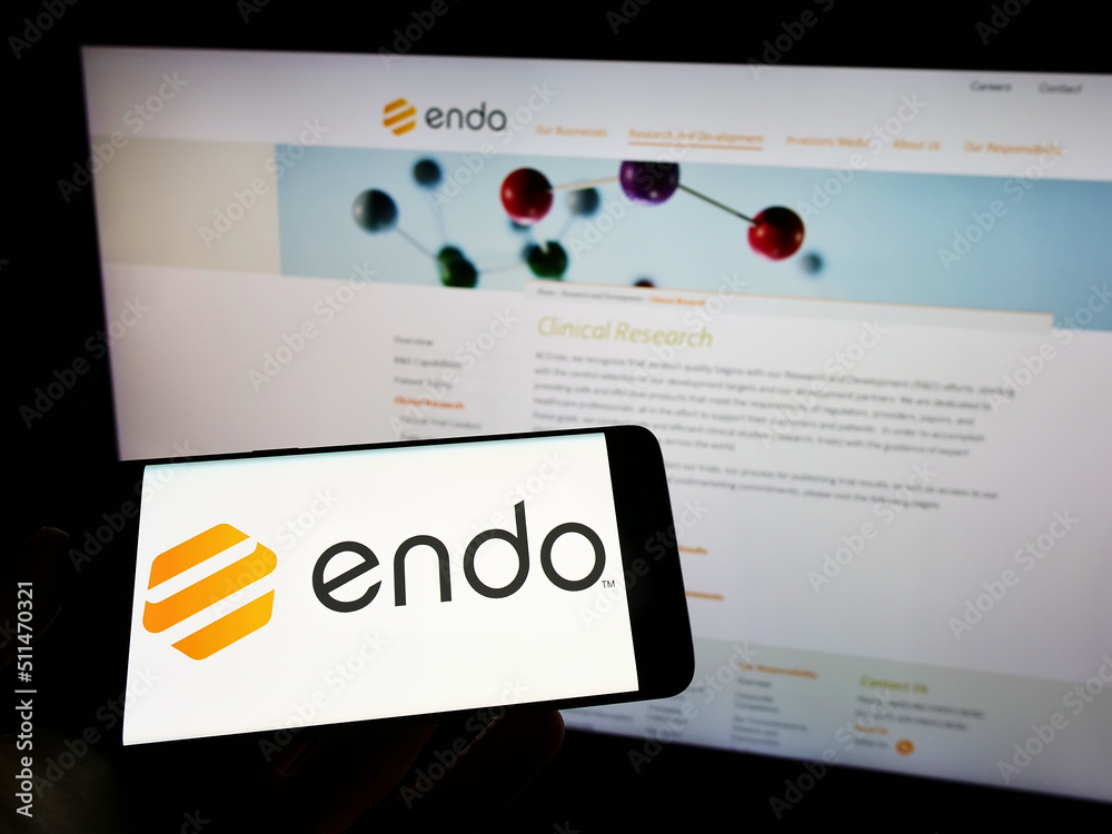 Foto de Stuttgart, Germany - 06-12-2022: Person holding mobile phone ...