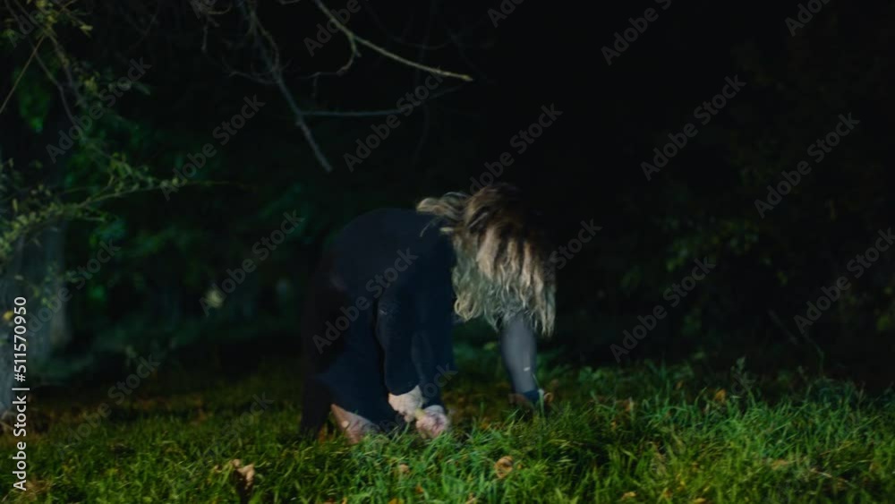 Vidéo Stock cinematic shot, the awakening of a creepy zombie woman ...