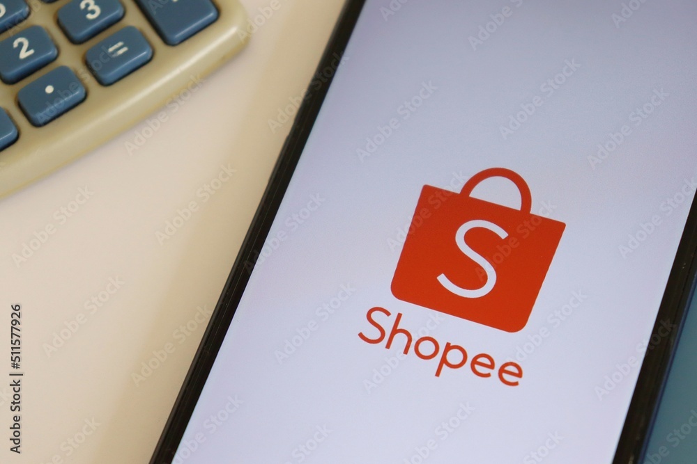 Bahia, Brazil - June 16, 2022: Shopee logo on smartphone screen. Shopee app. foto de Stock ...