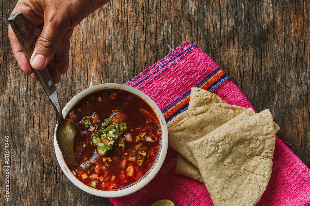 Comida tradicional mexicana, panza de res con cebolla blanca y chile ...