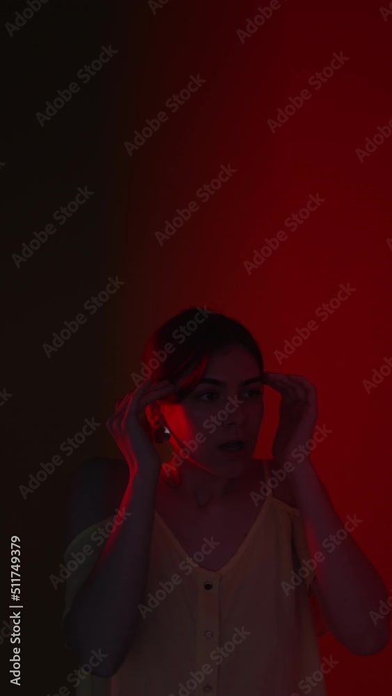 Vidéo Stock Horror movie. Escape room. Epilepsy disease. Scared upset ...