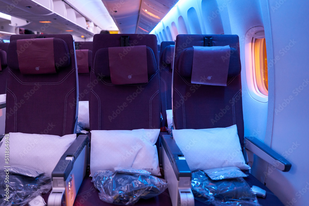 Foto de DOHA, QATAR - CIRCA MAY, 2017: inside Qatar Airways Boeing 777 ...