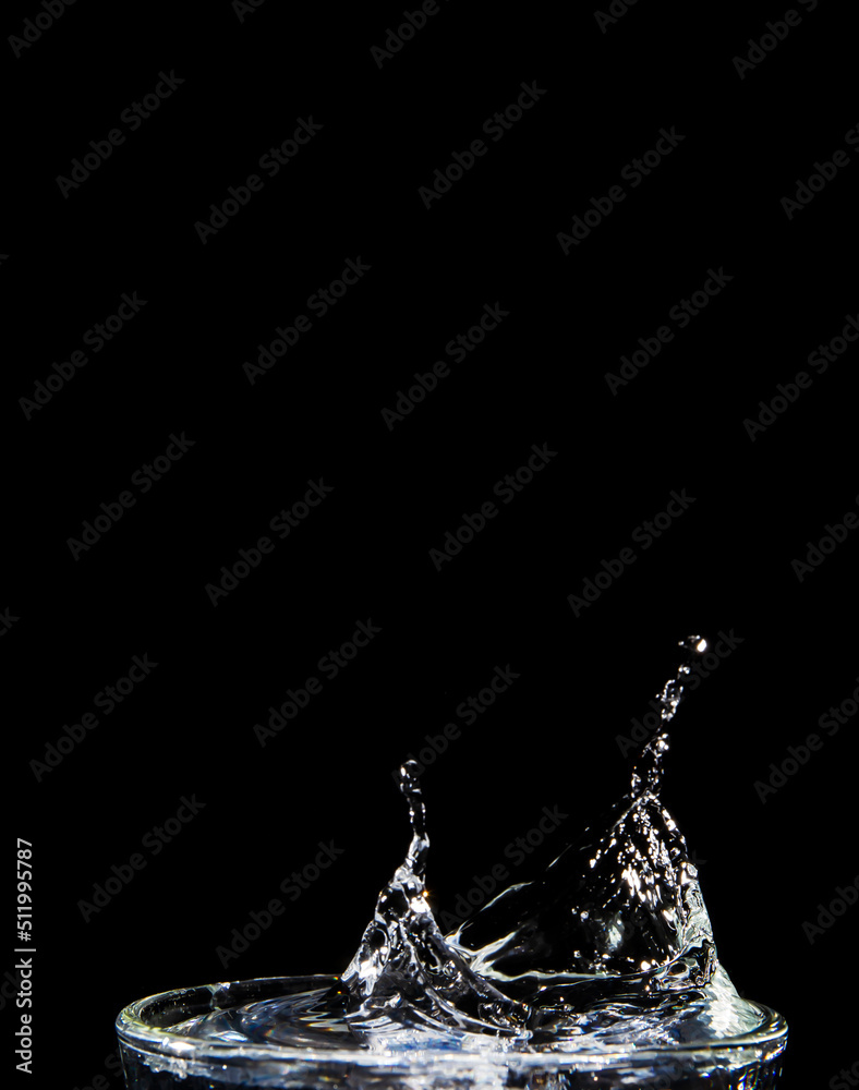 Foto Stock The image of the swaying water is not clear. Splashing water ...