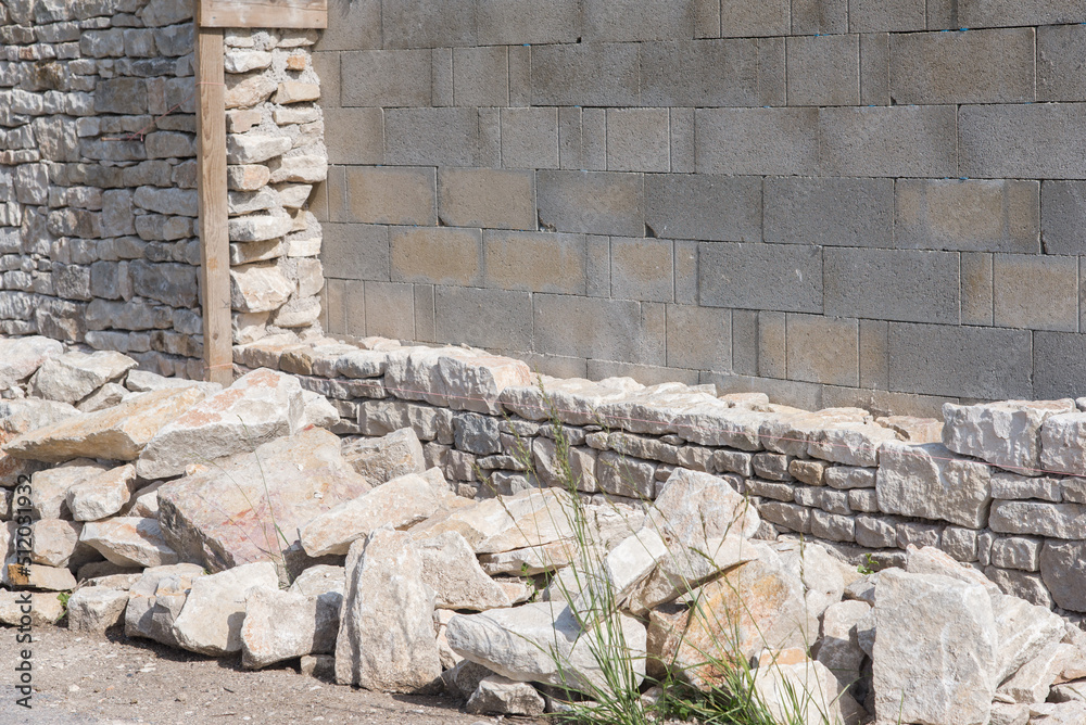 Stockfoto La construction d'un mur en pierres. La méthode pour ...
